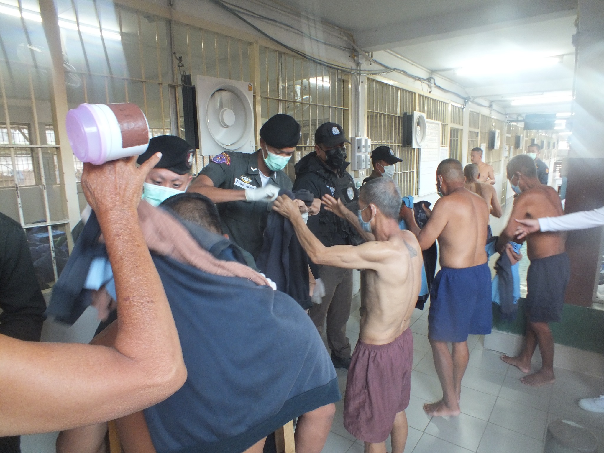 เรือนจำอำเภอฝาง จู่โจมตรวจค้นกรณีพิเศษ ป้องกันสิ่งของต้องห้ามภายในเรือนจำ